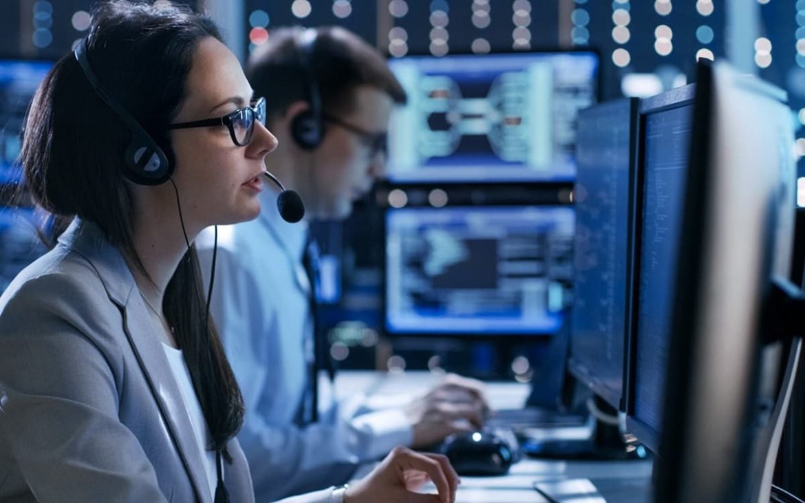 The Differences Between IT Help Desk and Service Desk - SvNanny